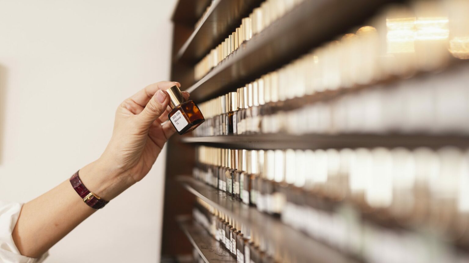 アトリエ の扉の向こうにあるもの｜香りと人が出会う瞬間 - parfum-satori.com